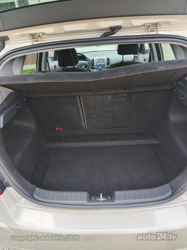 Smilšu krāsa Hyundai i30 2011 Tallina, ar dzinēja tilpumu 1.40 L un nobraukumu 95 tūkst. km par 2700 €, foto 4 vietnē AUTOMOTO.COM.LV