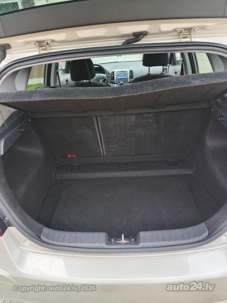 Smilšu krāsa Hyundai i30 2011 Tallina, ar dzinēja tilpumu 1.40 L un nobraukumu 95 tūkst. km par 2700 €, foto 5 vietnē AUTOMOTO.COM.LV