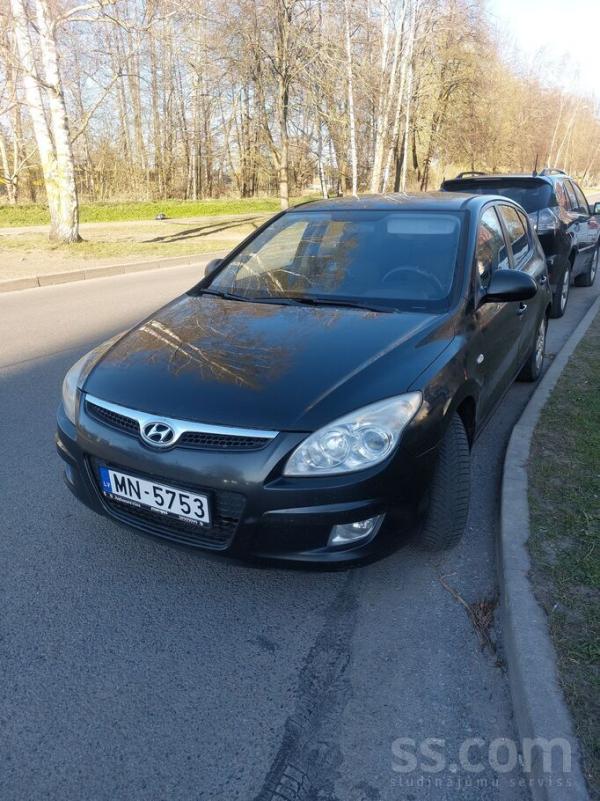 Black Hyundai i30 2007 in Riga, with an engine capacity of 1.60 L and mileage of 393 thousand km for 1500 €, photo 1 on AUTOMOTO.COM.LV
