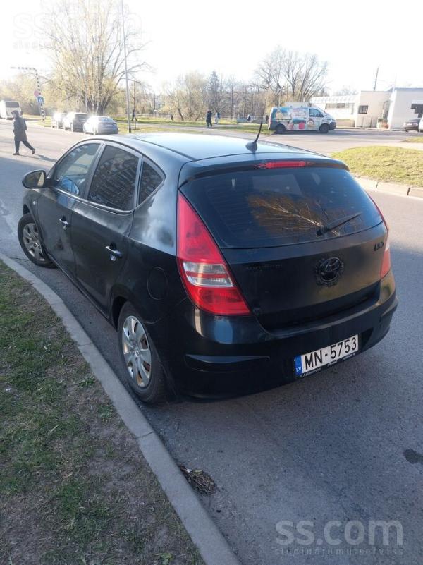 Black Hyundai i30 2007 in Riga, with an engine capacity of 1.60 L and mileage of 393 thousand km for 1500 €, photo 2 on AUTOMOTO.COM.LV