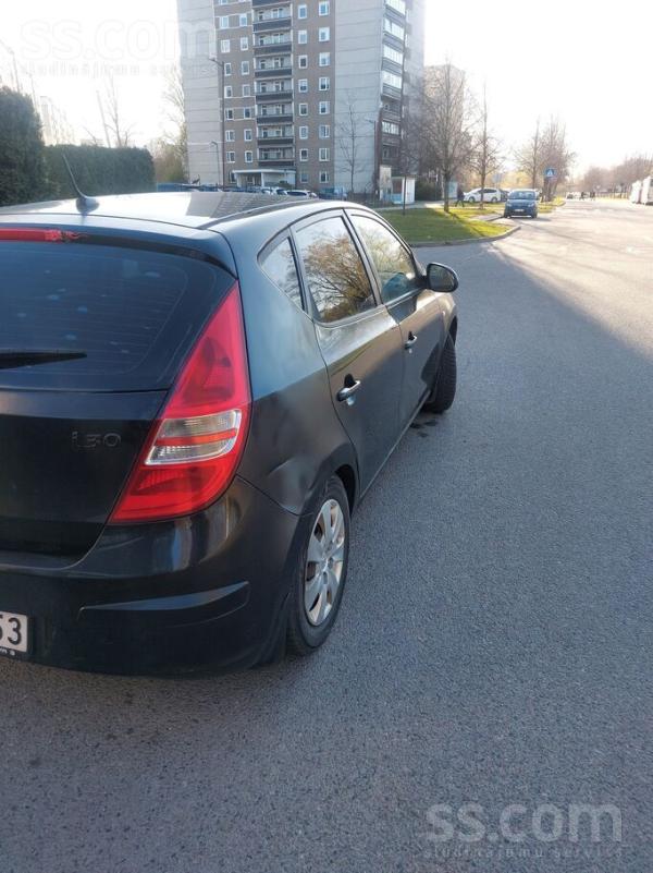 Black Hyundai i30 2007 in Riga, with an engine capacity of 1.60 L and mileage of 393 thousand km for 1500 €, photo 3 on AUTOMOTO.COM.LV