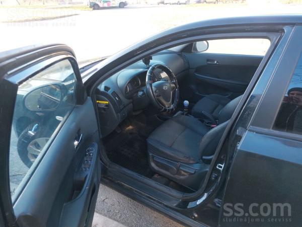 Black Hyundai i30 2007 in Riga, with an engine capacity of 1.60 L and mileage of 393 thousand km for 1500 €, photo 5 on AUTOMOTO.COM.LV