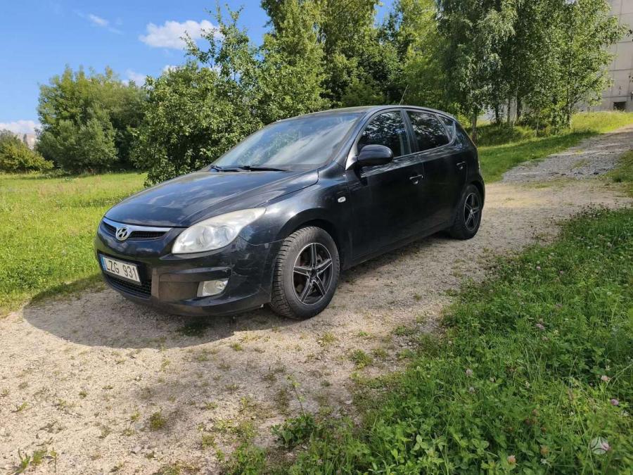 Melns Hyundai i30 2007 Viļņa, ar dzinēja tilpumu 1.58 L un nobraukumu 320 tūkst. km par 500 €, foto 1 vietnē AUTOMOTO.COM.LV