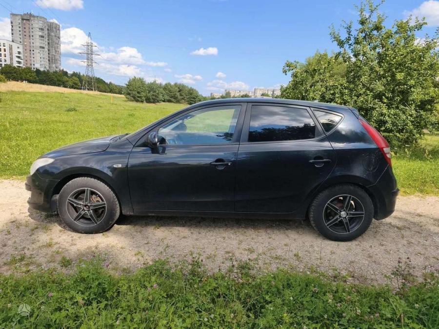 Melns Hyundai i30 2007 Viļņa, ar dzinēja tilpumu 1.58 L un nobraukumu 320 tūkst. km par 500 €, foto 6 vietnē AUTOMOTO.COM.LV