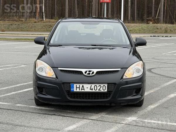Black Hyundai i30 2008 in Riga, with an engine capacity of 1.40 L and mileage of 227 thousand km for 1450 €, photo 2 on AUTOMOTO.COM.LV