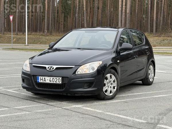 Black Hyundai i30 2008 in Riga, with an engine capacity of 1.40 L and mileage of 227 thousand km for 1450 €, photo 3 on AUTOMOTO.COM.LV