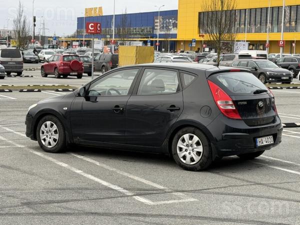 Black Hyundai i30 2008 in Riga, with an engine capacity of 1.40 L and mileage of 227 thousand km for 1450 €, photo 5 on AUTOMOTO.COM.LV