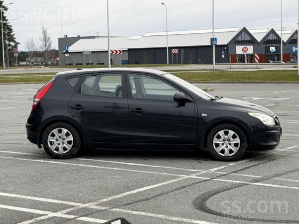 Black Hyundai i30 2008 in Riga, with an engine capacity of 1.40 L and mileage of 227 thousand km for 1450 €, photo 6 on AUTOMOTO.COM.LV