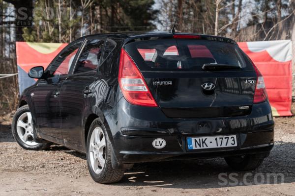 Black Hyundai i30 2008 in Riga, with an engine capacity of 2.00 L and mileage of 267 thousand km for 1400 €, photo 4 on AUTOMOTO.COM.LV