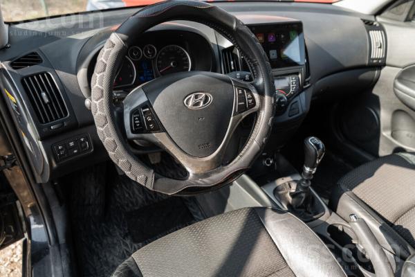 Black Hyundai i30 2008 in Riga, with an engine capacity of 2.00 L and mileage of 267 thousand km for 1400 €, photo 5 on AUTOMOTO.COM.LV