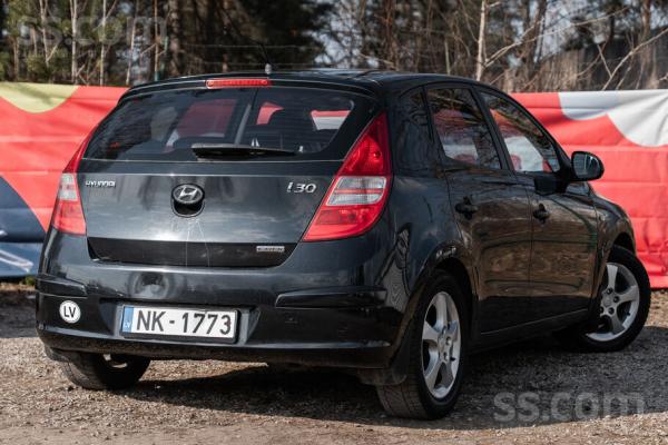 Melns Hyundai i30 2008 Rīga, ar dzinēja tilpumu 2.00 L un nobraukumu 267 tūkst. km par 1400 €, foto 3 vietnē AUTOMOTO.COM.LV