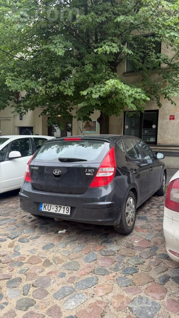 Black Hyundai i30 2008 in Riga, with an engine capacity of 1.40 L and mileage of 240 thousand km for 500 €, photo 2 on AUTOMOTO.COM.LV