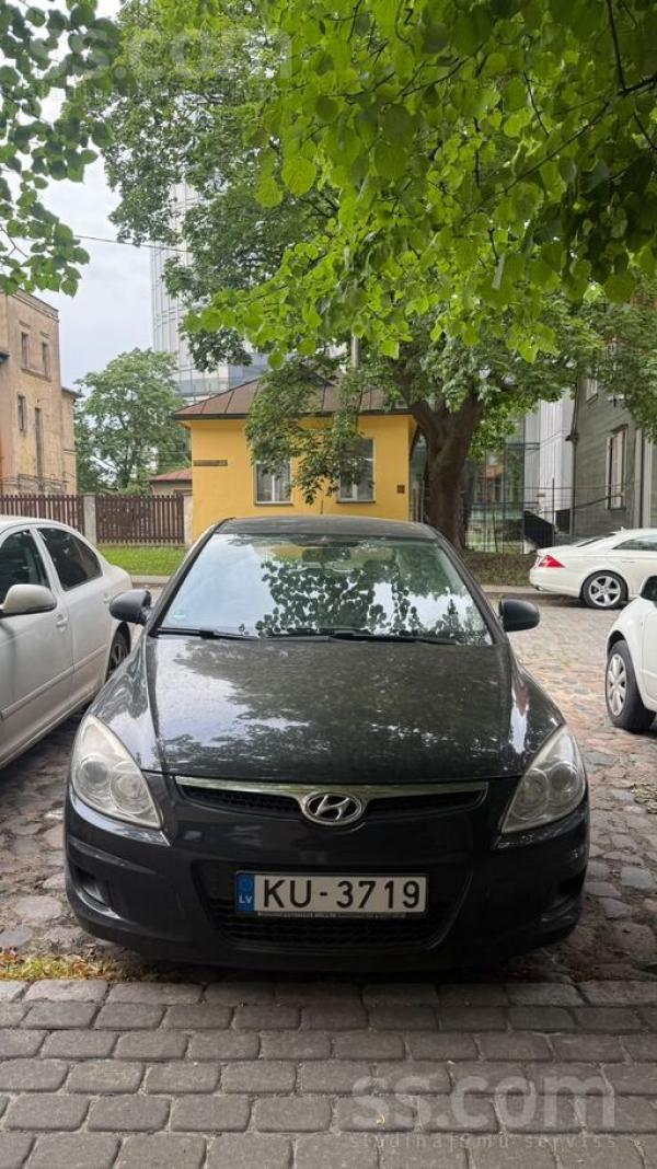 Black Hyundai i30 2008 in Riga, with an engine capacity of 1.40 L and mileage of 240 thousand km for 500 €, photo 3 on AUTOMOTO.COM.LV