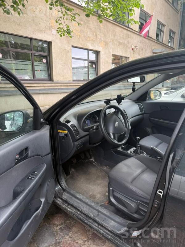 Black Hyundai i30 2008 in Riga, with an engine capacity of 1.40 L and mileage of 240 thousand km for 500 €, photo 6 on AUTOMOTO.COM.LV