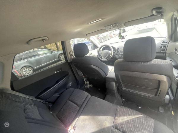 Melns Hyundai i30 2008 Viļņa, ar dzinēja tilpumu 1.59 L un nobraukumu 211 tūkst. km par 600 €, foto 6 vietnē AUTOMOTO.COM.LV