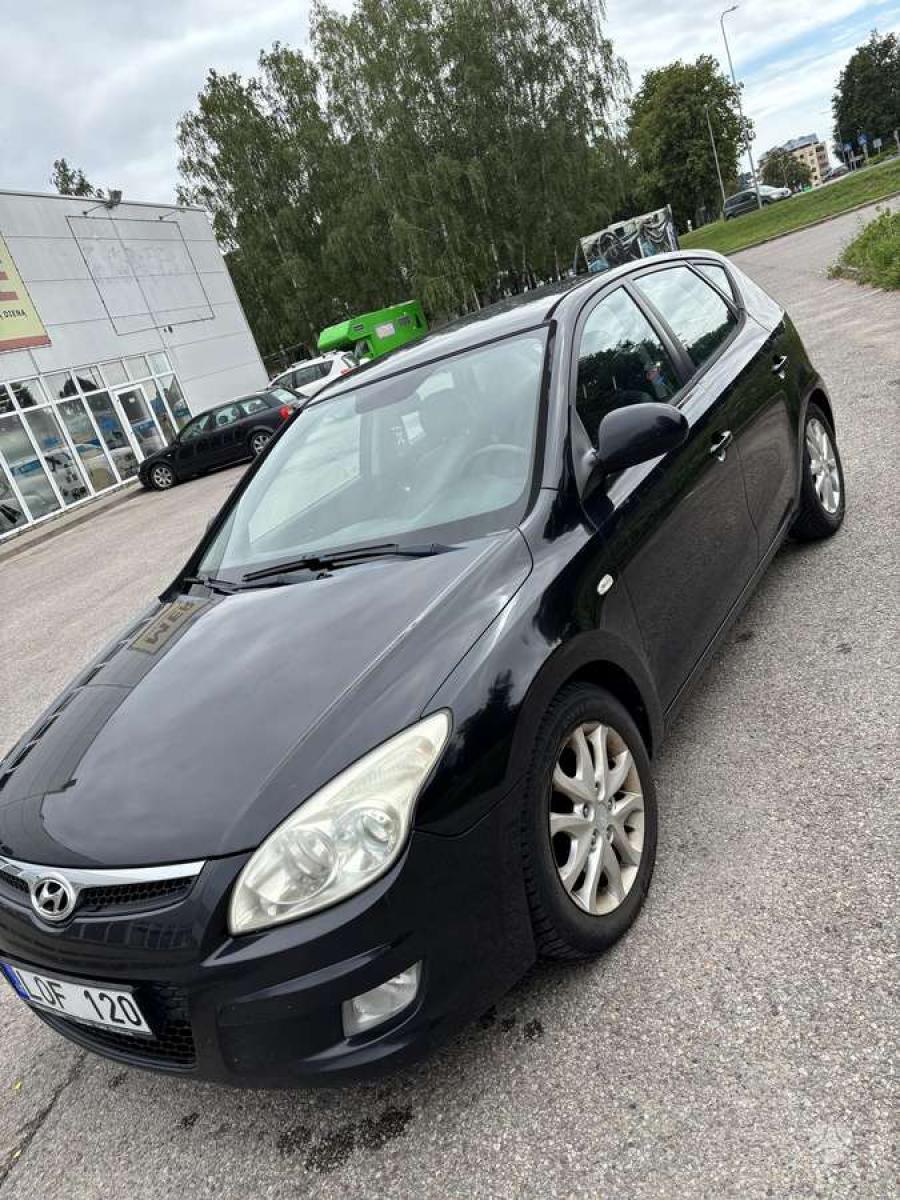 Black Hyundai i30 2008 in Marijampole, with an engine capacity of 1.58 L and mileage of 286 thousand km for 1100 €, photo 3 on AUTOMOTO.COM.LV