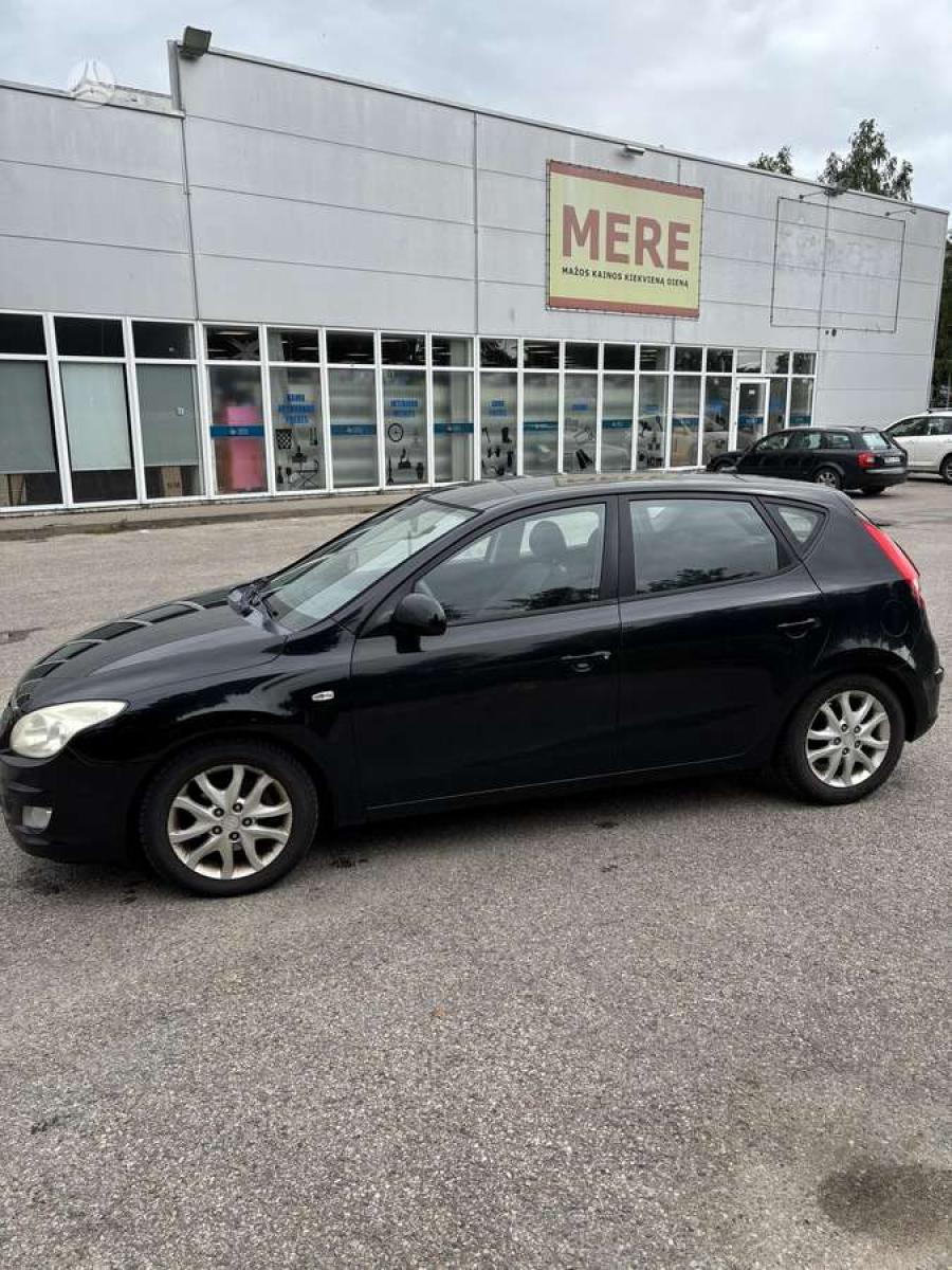 Black Hyundai i30 2008 in Marijampole, with an engine capacity of 1.58 L and mileage of 286 thousand km for 1100 €, photo 4 on AUTOMOTO.COM.LV