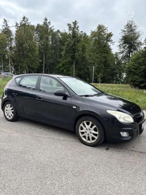 Black Hyundai i30 2008 in Marijampole, with an engine capacity of 1.58 L and mileage of 286 thousand km for 1100 €, photo 5 on AUTOMOTO.COM.LV