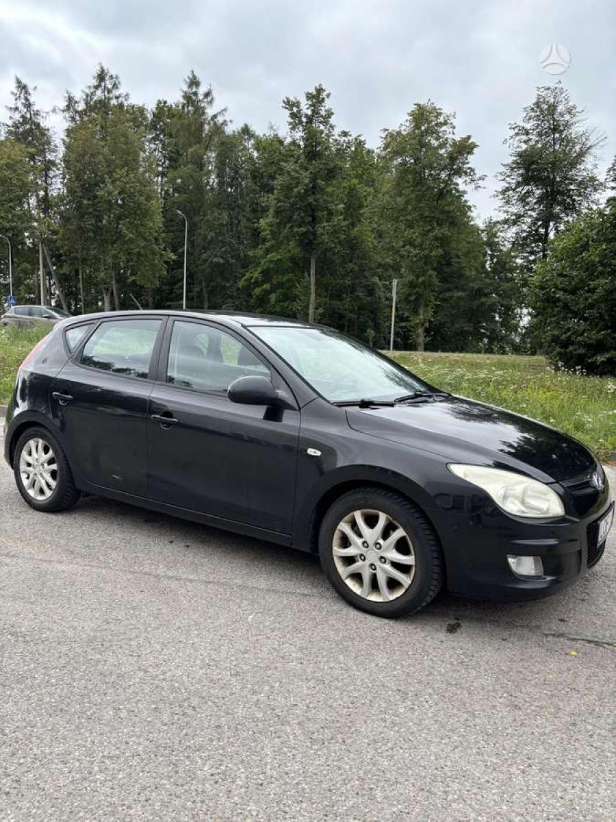 Black Hyundai i30 2008 in Marijampole, with an engine capacity of 1.58 L and mileage of 286 thousand km for 1100 €, photo 5 on AUTOMOTO.COM.LV
