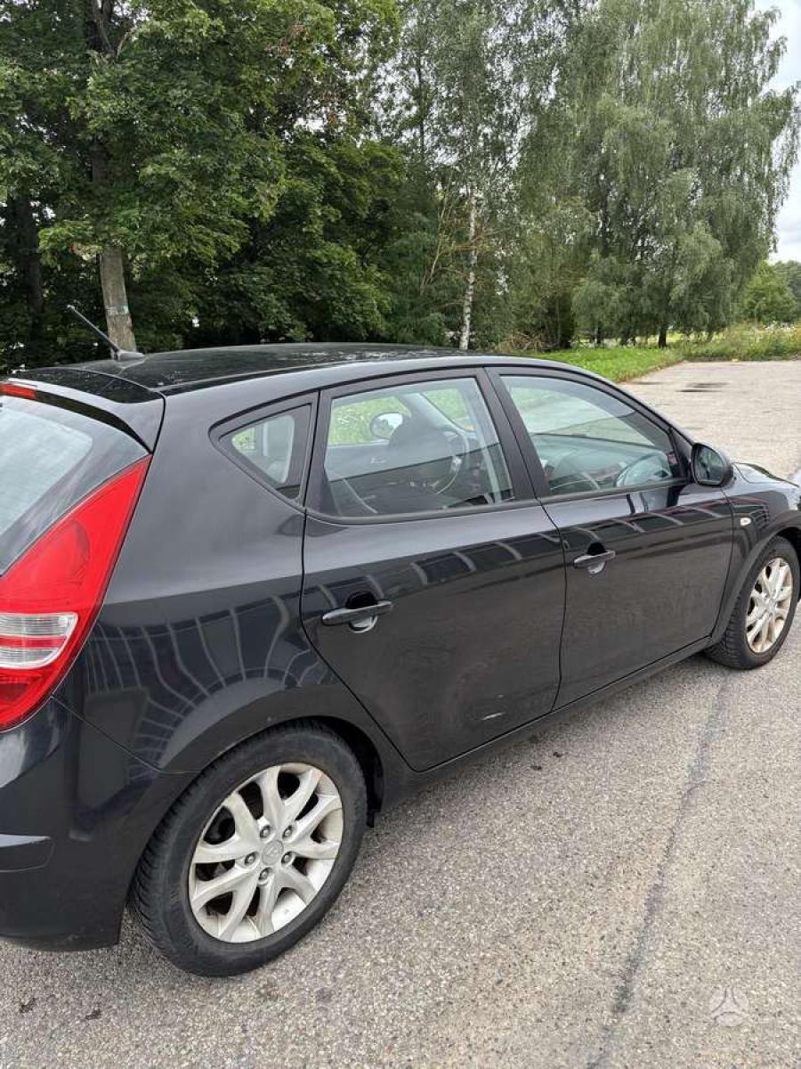 Black Hyundai i30 2008 in Marijampole, with an engine capacity of 1.58 L and mileage of 286 thousand km for 1100 €, photo 6 on AUTOMOTO.COM.LV