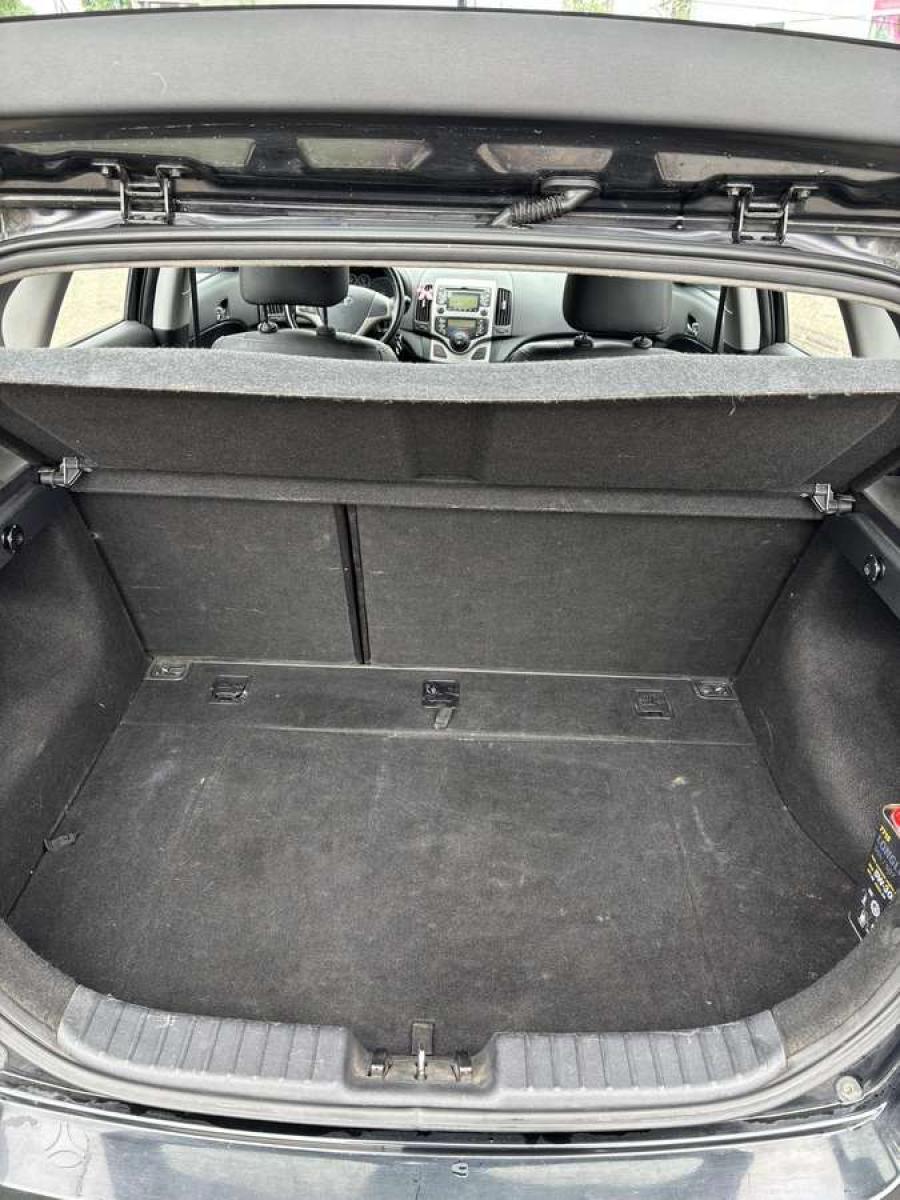 Black Hyundai i30 2008 in Marijampole, with an engine capacity of 1.58 L and mileage of 286 thousand km for 1100 €, photo 8 on AUTOMOTO.COM.LV