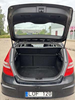 Black Hyundai i30 2008 in Marijampole, with an engine capacity of 1.58 L and mileage of 286 thousand km for 1100 €, photo 9 on AUTOMOTO.COM.LV