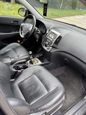 Black Hyundai i30 2008 in Marijampole, with an engine capacity of 1.58 L and mileage of 286 thousand km for 1100 €, photo 11 on AUTOMOTO.COM.LV