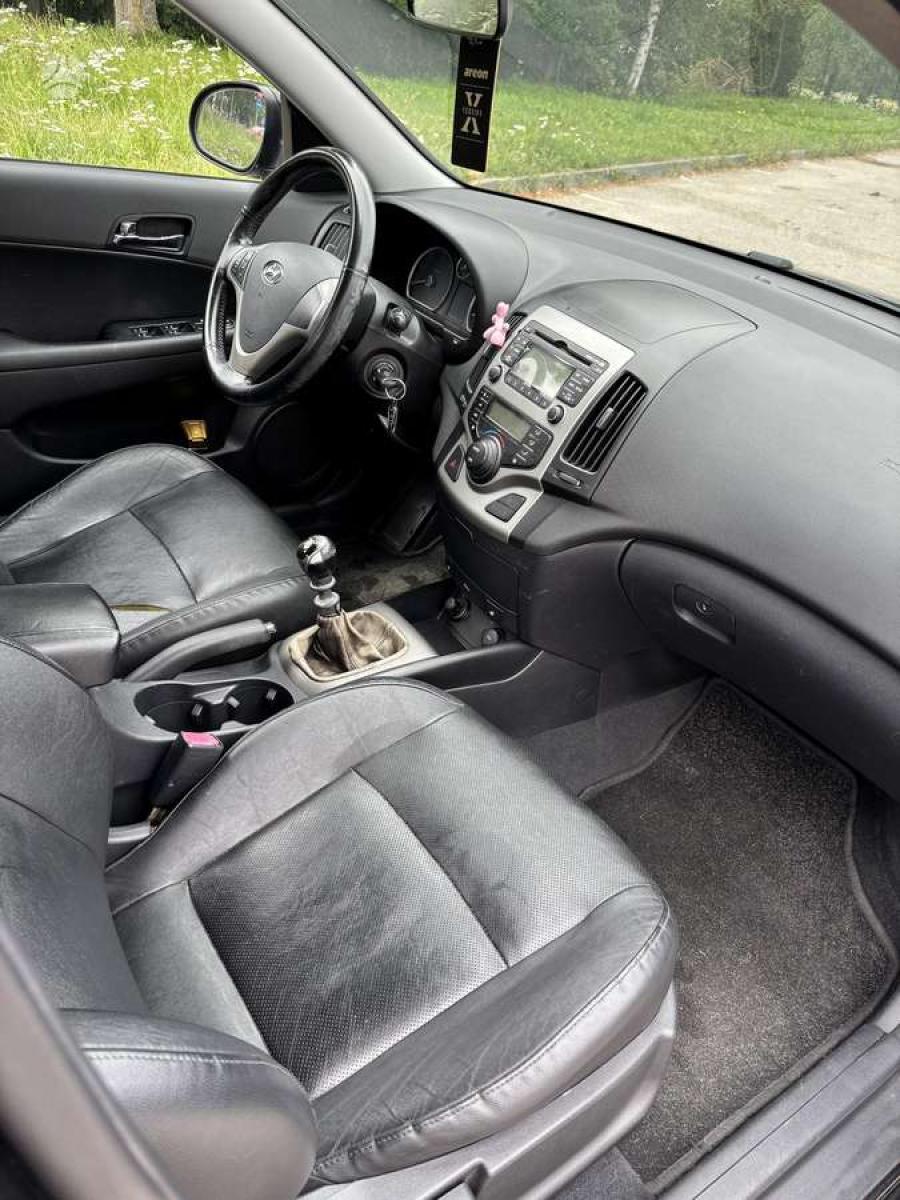 Black Hyundai i30 2008 in Marijampole, with an engine capacity of 1.58 L and mileage of 286 thousand km for 1100 €, photo 11 on AUTOMOTO.COM.LV