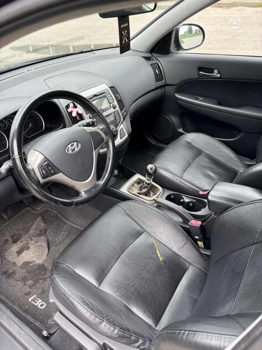 Black Hyundai i30 2008 in Marijampole, with an engine capacity of 1.58 L and mileage of 286 thousand km for 1100 €, photo 12 on AUTOMOTO.COM.LV