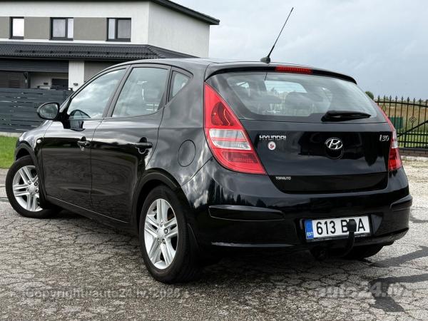 Hyundai i30 2008 in Tartu on AUTOMOTO.COM.LV Black Hyundai i30 2008 in Tartu, with an engine capacity of 1.60 L and mileage of 194 thousand km for 2499 €, photo 3 on AUTOMOTO.COM.LV