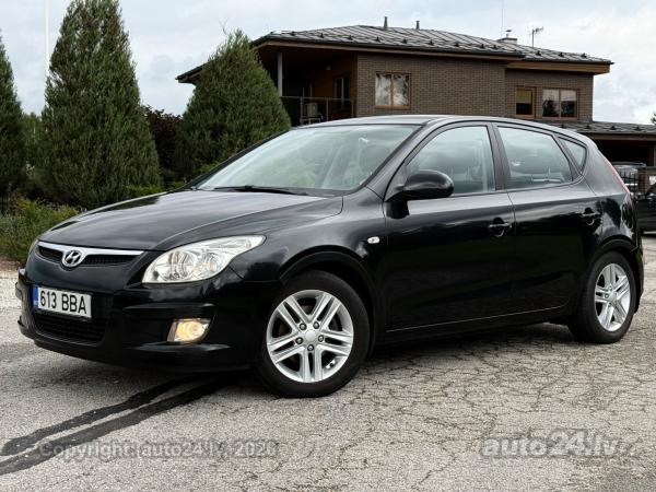 Hyundai i30 2008 in Tartu on AUTOMOTO.COM.LV Black Hyundai i30 2008 in Tartu, with an engine capacity of 1.60 L and mileage of 194 thousand km for 2499 €, photo 4 on AUTOMOTO.COM.LV