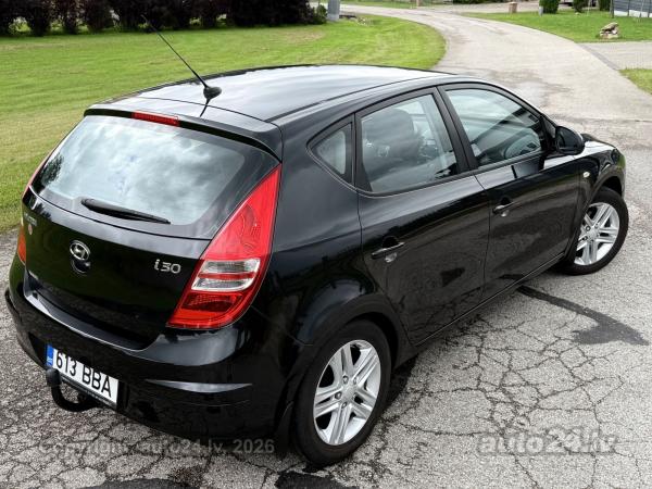 Hyundai i30 2008 in Tartu on AUTOMOTO.COM.LV Black Hyundai i30 2008 in Tartu, with an engine capacity of 1.60 L and mileage of 194 thousand km for 2499 €, photo 5 on AUTOMOTO.COM.LV