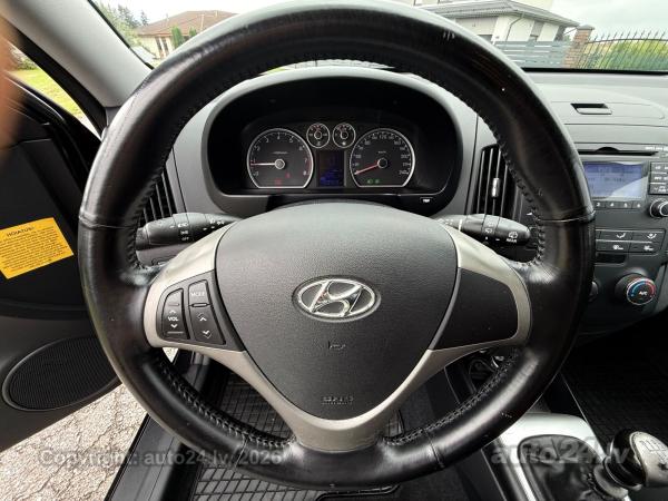 Hyundai i30 2008 in Tartu on AUTOMOTO.COM.LV Black Hyundai i30 2008 in Tartu, with an engine capacity of 1.60 L and mileage of 194 thousand km for 2499 €, photo 7 on AUTOMOTO.COM.LV