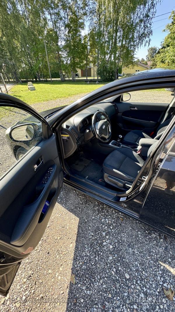Black Hyundai i30 2008 in Parnu, with an engine capacity of 1.60 L and mileage of 212 thousand km for 1500 €, photo 4 on AUTOMOTO.COM.LV