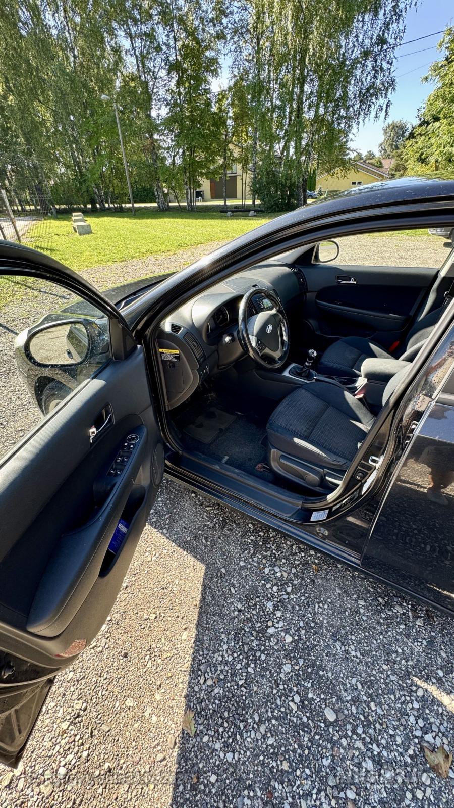 Black Hyundai i30 2008 in Parnu, with an engine capacity of 1.60 L and mileage of 212 thousand km for 1500 €, photo 4 on AUTOMOTO.COM.LV