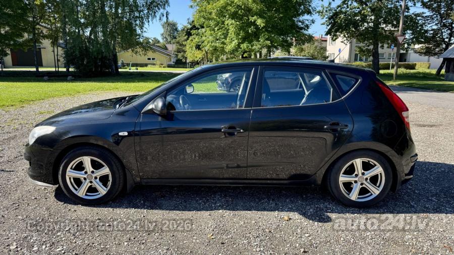 Black Hyundai i30 2008 in Parnu, with an engine capacity of 1.60 L and mileage of 212 thousand km for 1500 €, photo 15 on AUTOMOTO.COM.LV