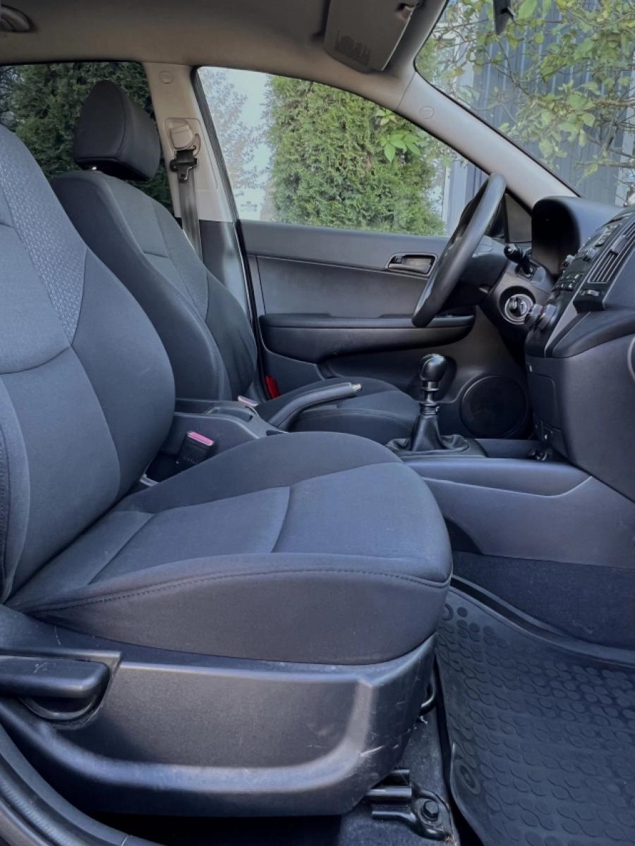 Melns Hyundai i30 2009 Rīga, ar dzinēja tilpumu 1.60 L un nobraukumu 216 tūkst. km par 2600 €, foto 7 vietnē AUTOMOTO.COM.LV