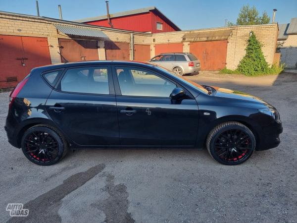 Black Hyundai i30 2009 in Alytus, with an engine capacity of 1.40 L and mileage of 161 thousand km for 2199 €, photo 2 on AUTOMOTO.COM.LV