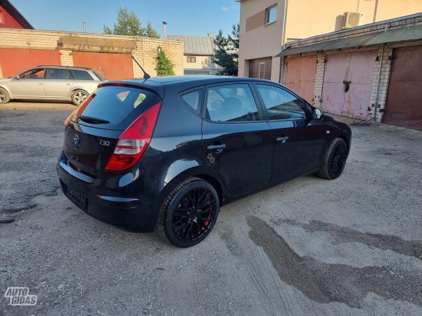 Black Hyundai i30 2009 in Alytus, with an engine capacity of 1.40 L and mileage of 161 thousand km for 2199 €, photo 3 on AUTOMOTO.COM.LV