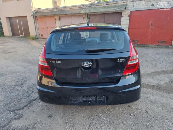 Black Hyundai i30 2009 in Alytus, with an engine capacity of 1.40 L and mileage of 161 thousand km for 2199 €, photo 4 on AUTOMOTO.COM.LV