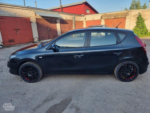 Black Hyundai i30 2009 in Alytus, with an engine capacity of 1.40 L and mileage of 161 thousand km for 2199 €, photo 8 on AUTOMOTO.COM.LV