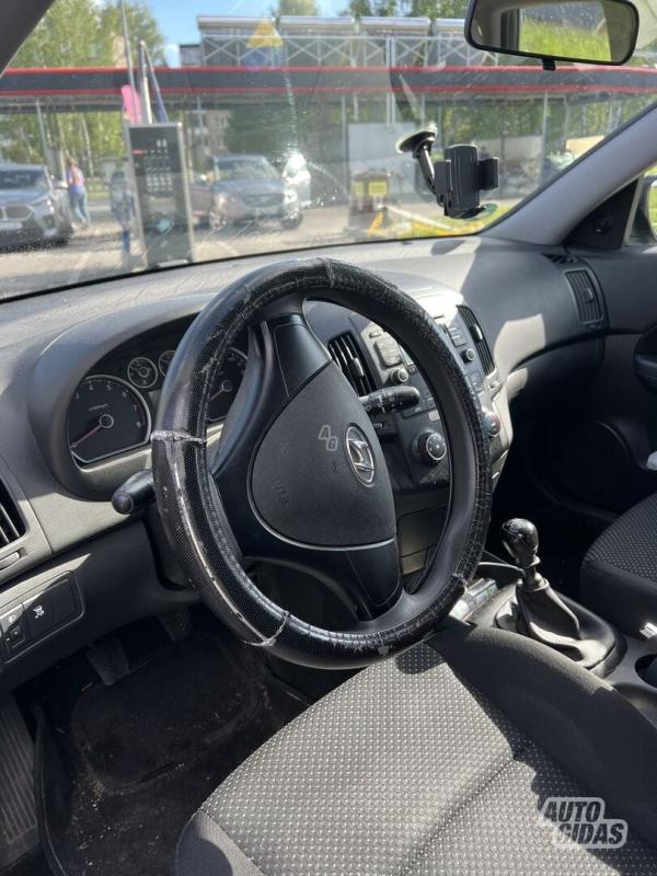 Black Hyundai i30 2009 in Marijampole, with an engine capacity of 1.40 L and mileage of 285 thousand km for 1900 €, photo 6 on AUTOMOTO.COM.LV