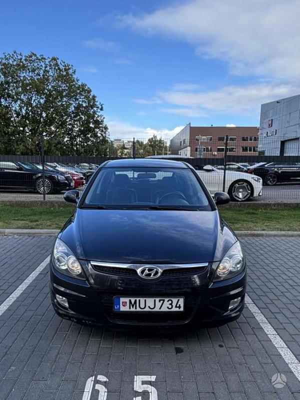 Hyundai i30 2009 in Vilnius on AUTOMOTO.COM.LV Black Hyundai i30 2009 in Vilnius, with an engine capacity of 1.58 L and mileage of 201 thousand km for 3000 β¬, photo 1 on AUTOMOTO.COM.LV