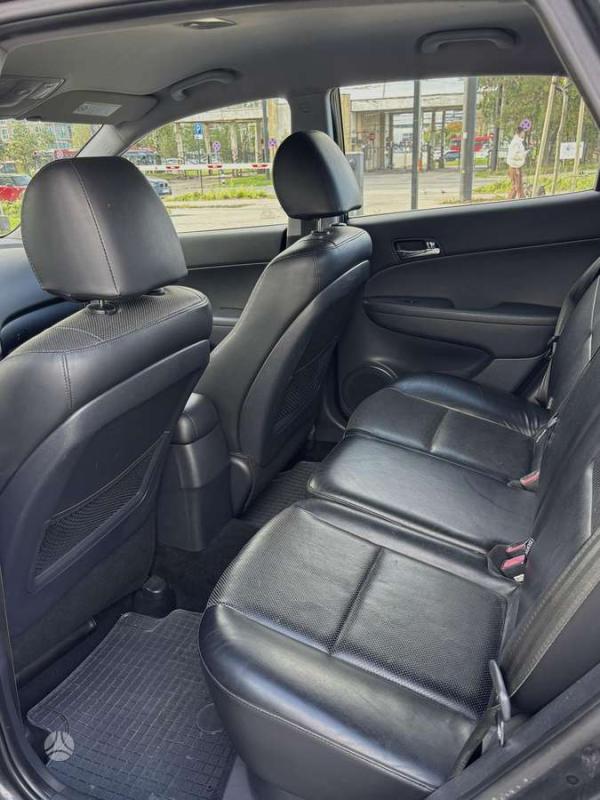 Hyundai i30 2009 in Vilnius on AUTOMOTO.COM.LV Black Hyundai i30 2009 in Vilnius, with an engine capacity of 1.58 L and mileage of 201 thousand km for 3000 β¬, photo 10 on AUTOMOTO.COM.LV