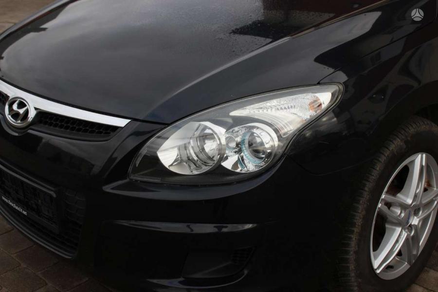 Black Hyundai i30 2010 in Kretinga, with an engine capacity of 1.40 L and mileage of 180 thousand km for 2999 €, photo 5 on AUTOMOTO.COM.LV
