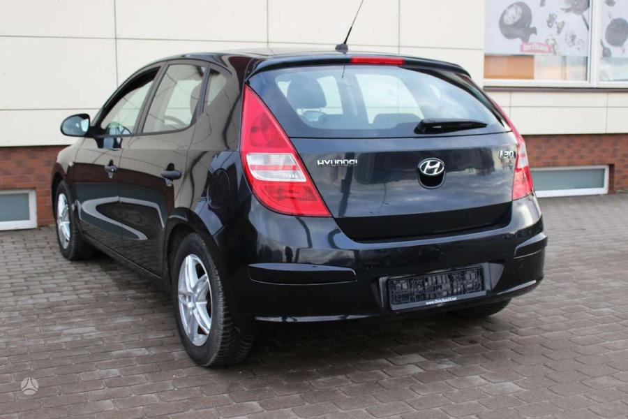 Black Hyundai i30 2010 in Kretinga, with an engine capacity of 1.40 L and mileage of 180 thousand km for 2999 €, photo 6 on AUTOMOTO.COM.LV