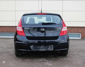 Black Hyundai i30 2010 in Kretinga, with an engine capacity of 1.40 L and mileage of 180 thousand km for 2999 €, photo 8 on AUTOMOTO.COM.LV