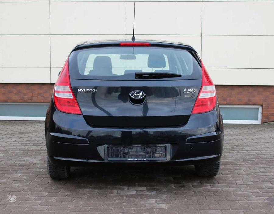 Black Hyundai i30 2010 in Kretinga, with an engine capacity of 1.40 L and mileage of 180 thousand km for 2999 €, photo 8 on AUTOMOTO.COM.LV