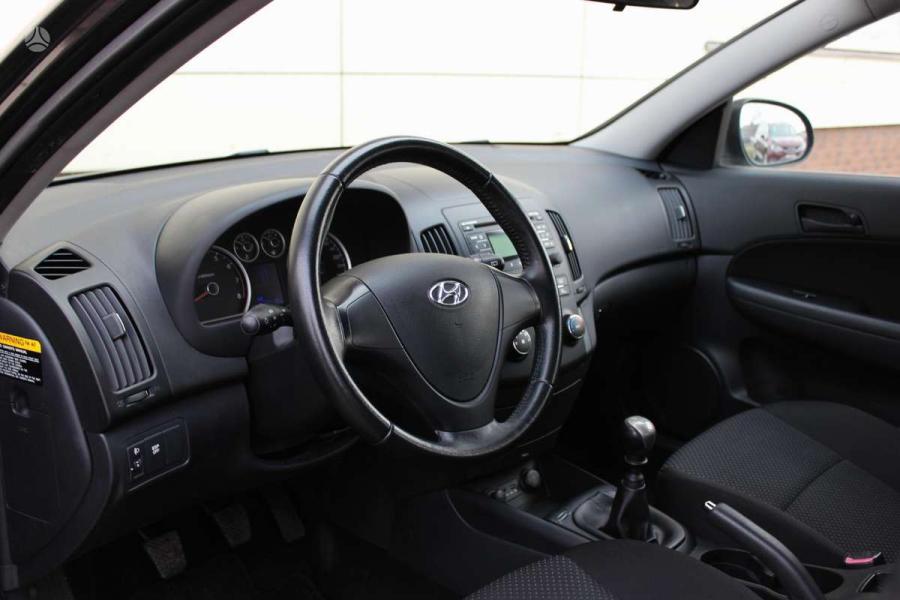 Black Hyundai i30 2010 in Kretinga, with an engine capacity of 1.40 L and mileage of 180 thousand km for 2999 €, photo 10 on AUTOMOTO.COM.LV