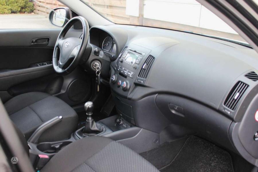 Black Hyundai i30 2010 in Kretinga, with an engine capacity of 1.40 L and mileage of 180 thousand km for 2999 €, photo 13 on AUTOMOTO.COM.LV